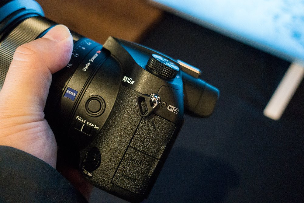 초망원 콤팩트 카메라 RX10 mk4