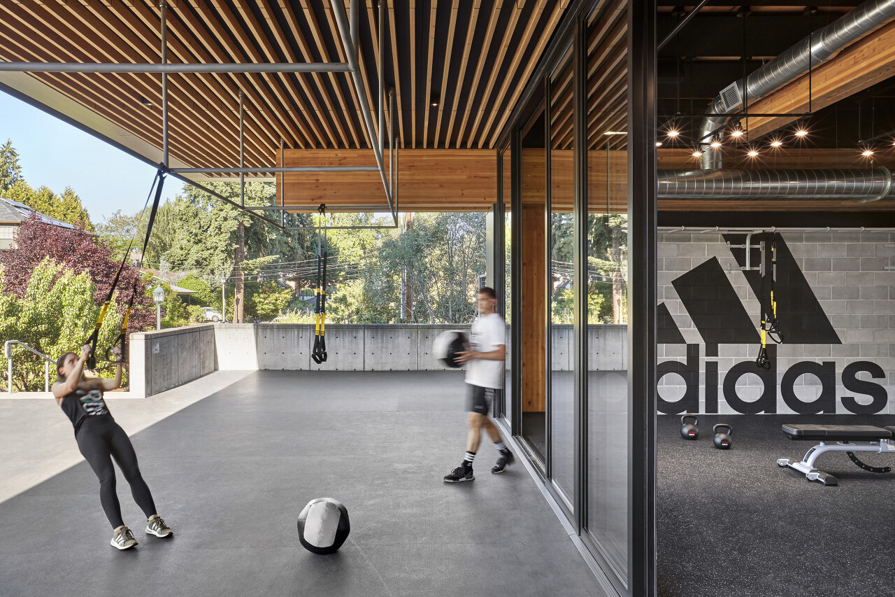 제품을 넘어 브랜드 스토리를 담다, 제조업 오피스