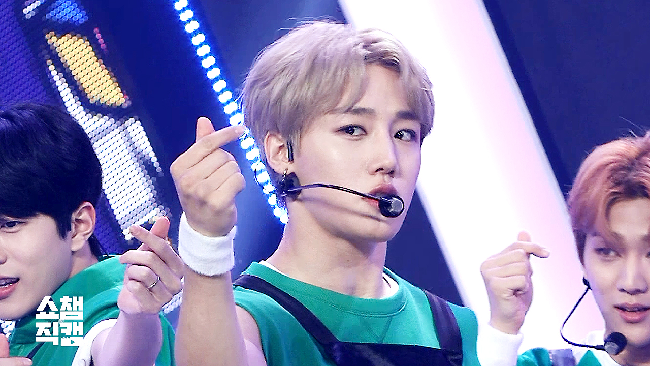 다음연예 | [쇼챔직캠 4K] 골든차일드 이장준 - 훅 들어와 (Golden Child LEE JANG JUN - OMG) l ...