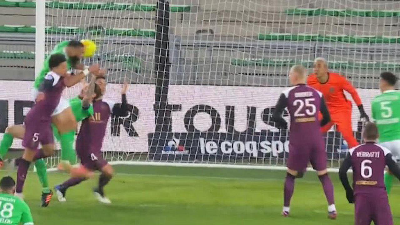 가까운 위치에서의 헤더를 막아내는 나바스의 슈퍼세이브! [생테티엔 vs PSG] | 다음스포츠