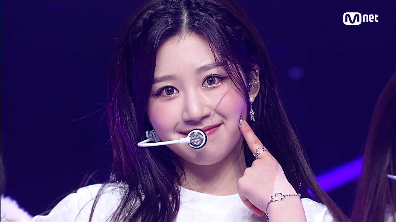 다음연예 | 반전 매력 발산 ‘블링블링’의 ‘너 나랑 놀래?’ 무대 | Mnet 201217 방송 - M COUNTDOWN 692회